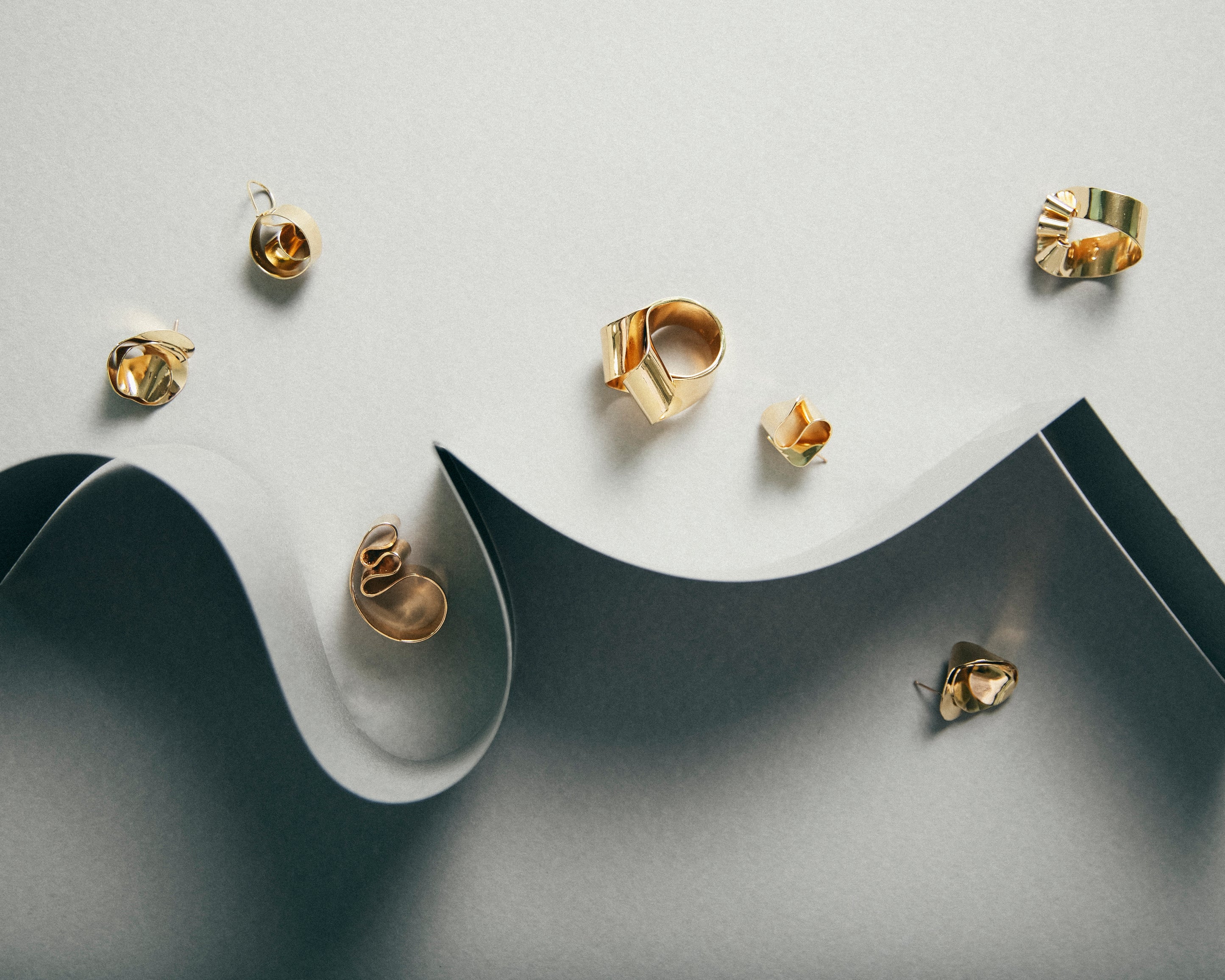 In Motion Ring – Flowing Ribbon-Inspired Design – Oblik Atelier