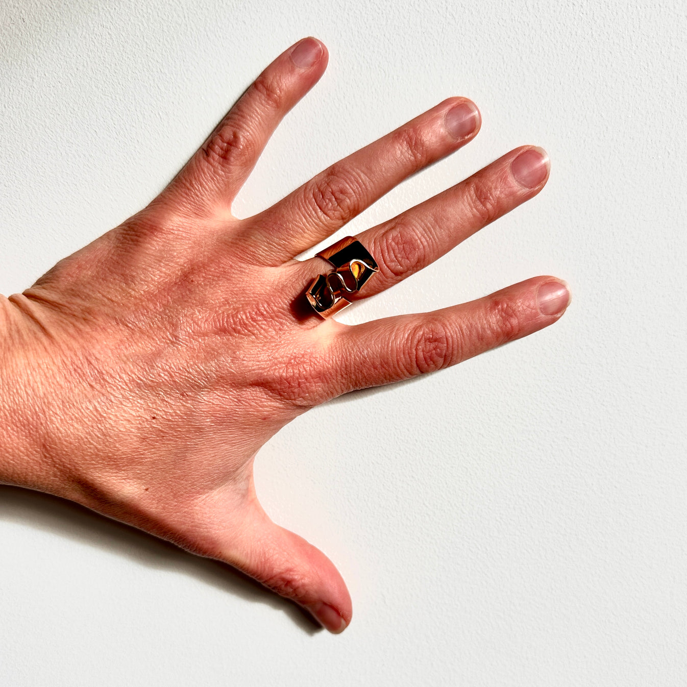 In Motion Ring – Flowing Ribbon-Inspired Design – Oblik Atelier
