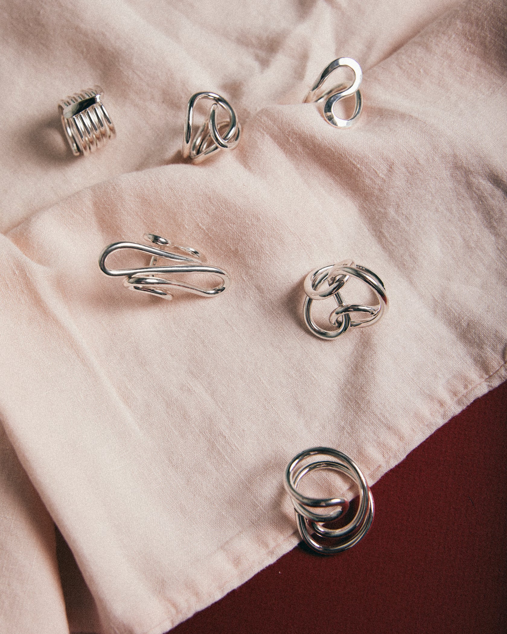 Contortionist Ring – Freeform Loop Design – Oblik Atelier