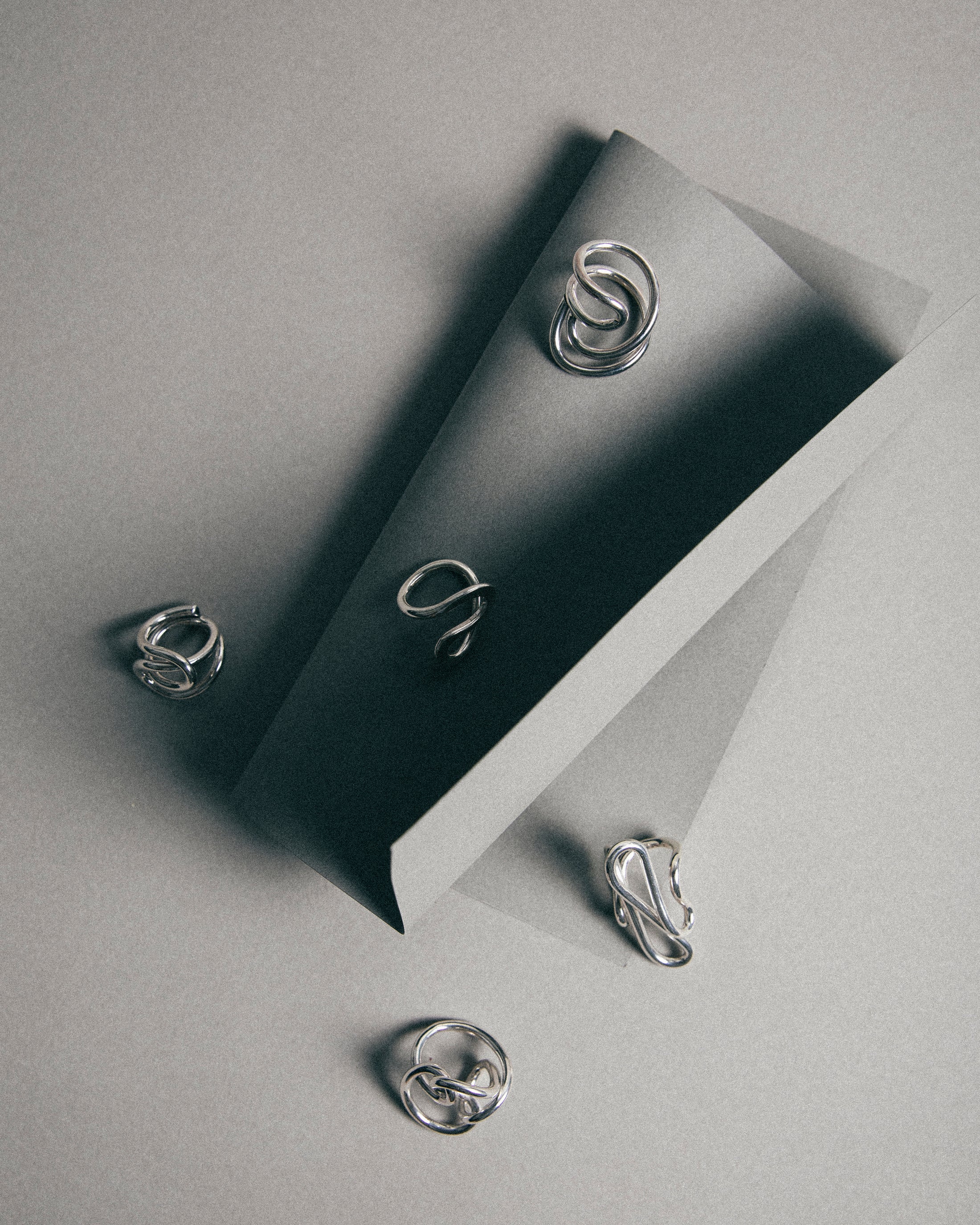 Contortionist Ring – Freeform Loop Design – Oblik Atelier